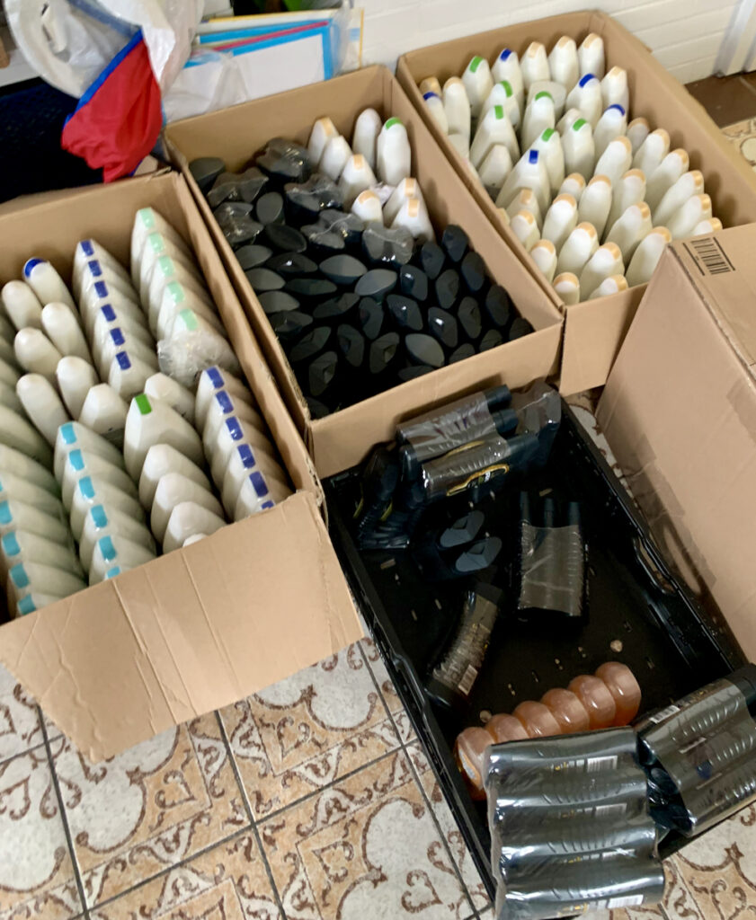 Wir packen Care Pakete für die Ukraine - Пакуємо пакунки для України ...